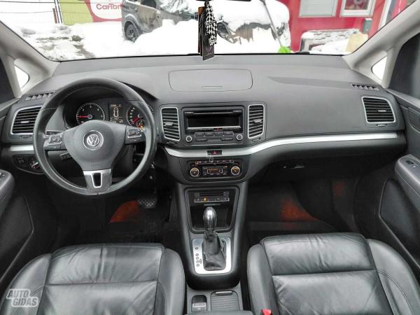 White Volkswagen Sharan 2012 in Vilnius, with an engine capacity of 2.00 L and mileage of 348 thousand km for 4700 €, photo 9 on AUTOMOTO.COM.LV