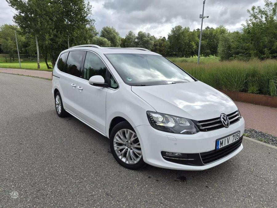 White Volkswagen Sharan 2012 in Trakai, with an engine capacity of 1.97 L and mileage of 368 thousand km for 5200 €, photo 3 on AUTOMOTO.COM.LV
