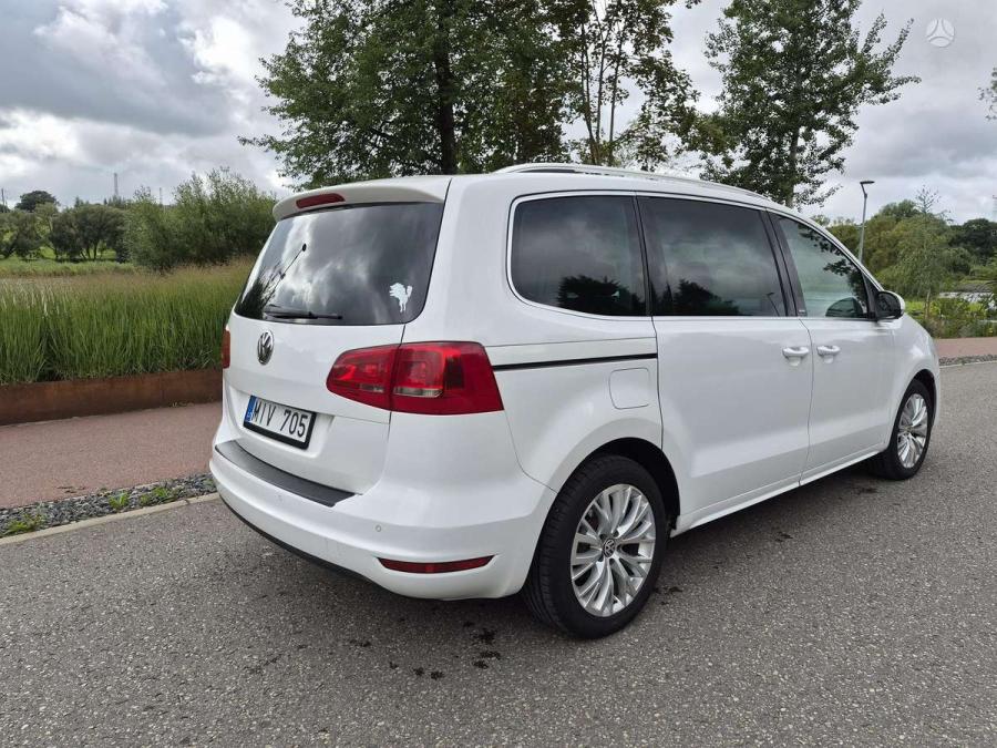White Volkswagen Sharan 2012 in Trakai, with an engine capacity of 1.97 L and mileage of 368 thousand km for 5200 €, photo 6 on AUTOMOTO.COM.LV