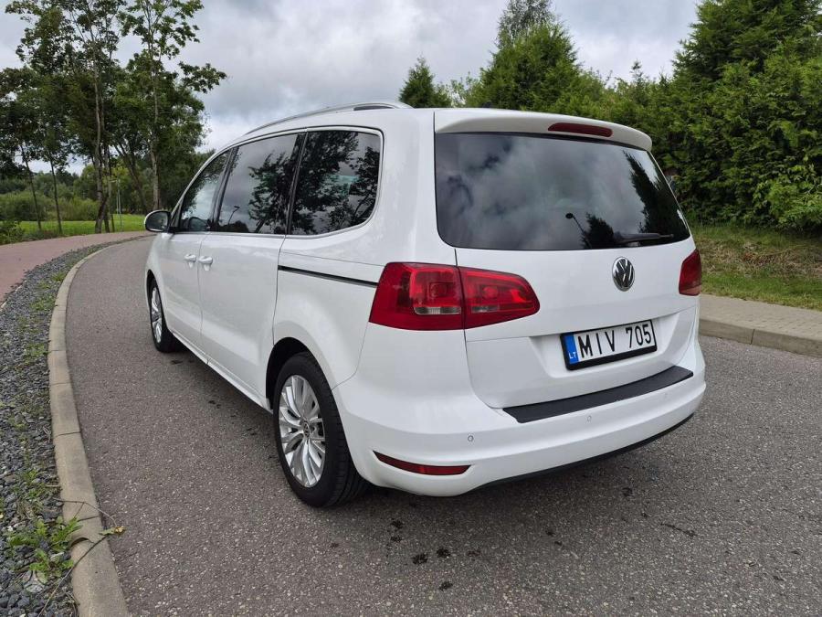 White Volkswagen Sharan 2012 in Trakai, with an engine capacity of 1.97 L and mileage of 368 thousand km for 5200 €, photo 7 on AUTOMOTO.COM.LV