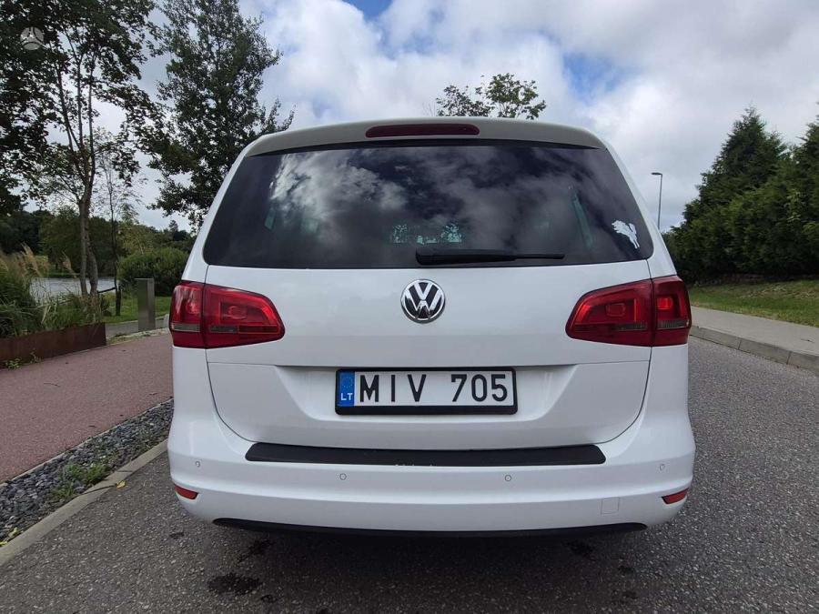 White Volkswagen Sharan 2012 in Trakai, with an engine capacity of 1.97 L and mileage of 368 thousand km for 5200 €, photo 10 on AUTOMOTO.COM.LV