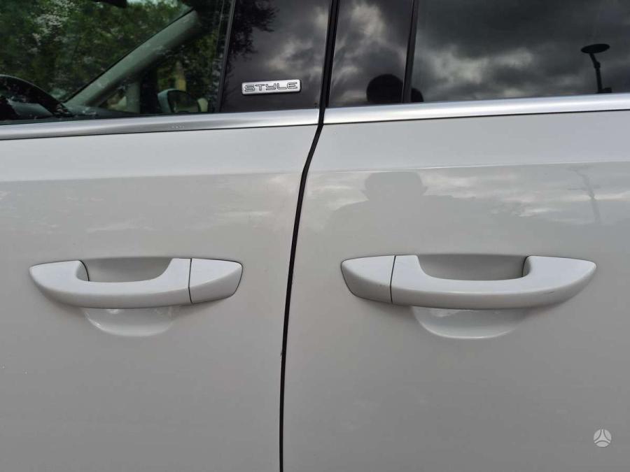 White Volkswagen Sharan 2012 in Trakai, with an engine capacity of 1.97 L and mileage of 368 thousand km for 5200 €, photo 13 on AUTOMOTO.COM.LV