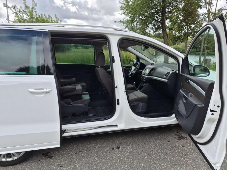 White Volkswagen Sharan 2012 in Trakai, with an engine capacity of 1.97 L and mileage of 368 thousand km for 5200 €, photo 14 on AUTOMOTO.COM.LV