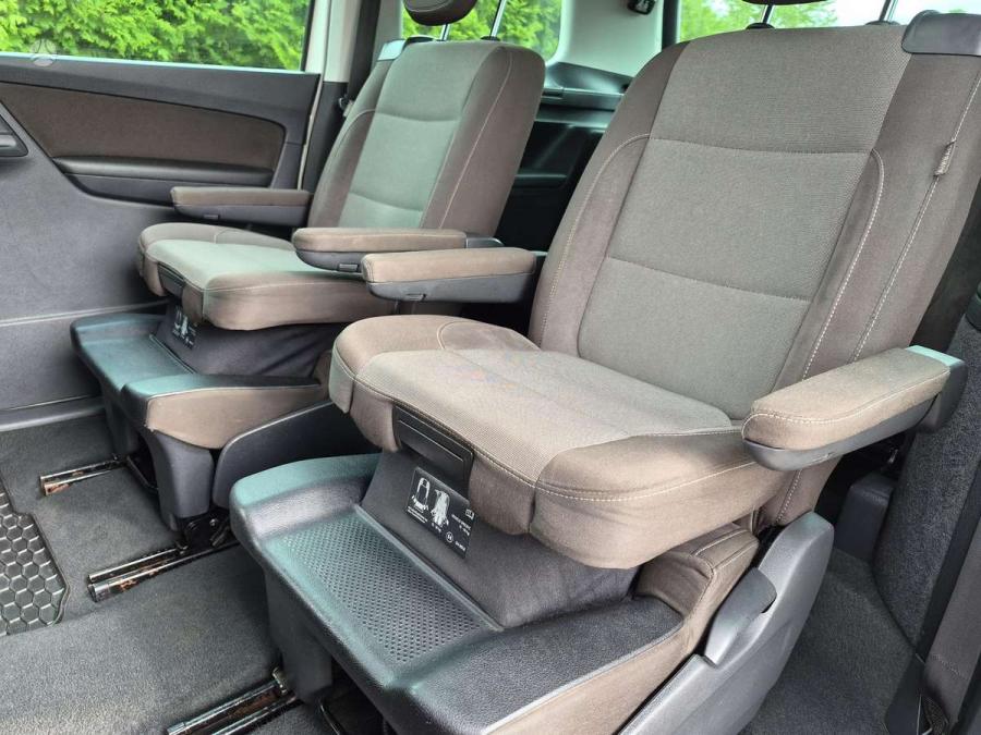 White Volkswagen Sharan 2012 in Trakai, with an engine capacity of 1.97 L and mileage of 368 thousand km for 5200 €, photo 15 on AUTOMOTO.COM.LV