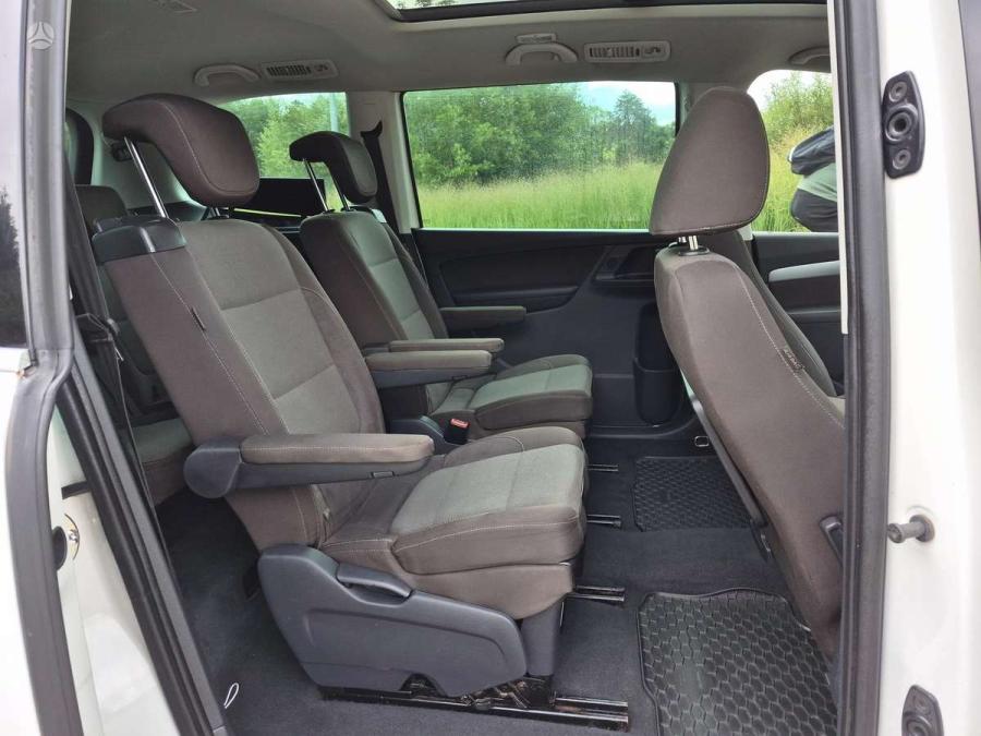 White Volkswagen Sharan 2012 in Trakai, with an engine capacity of 1.97 L and mileage of 368 thousand km for 5200 €, photo 17 on AUTOMOTO.COM.LV