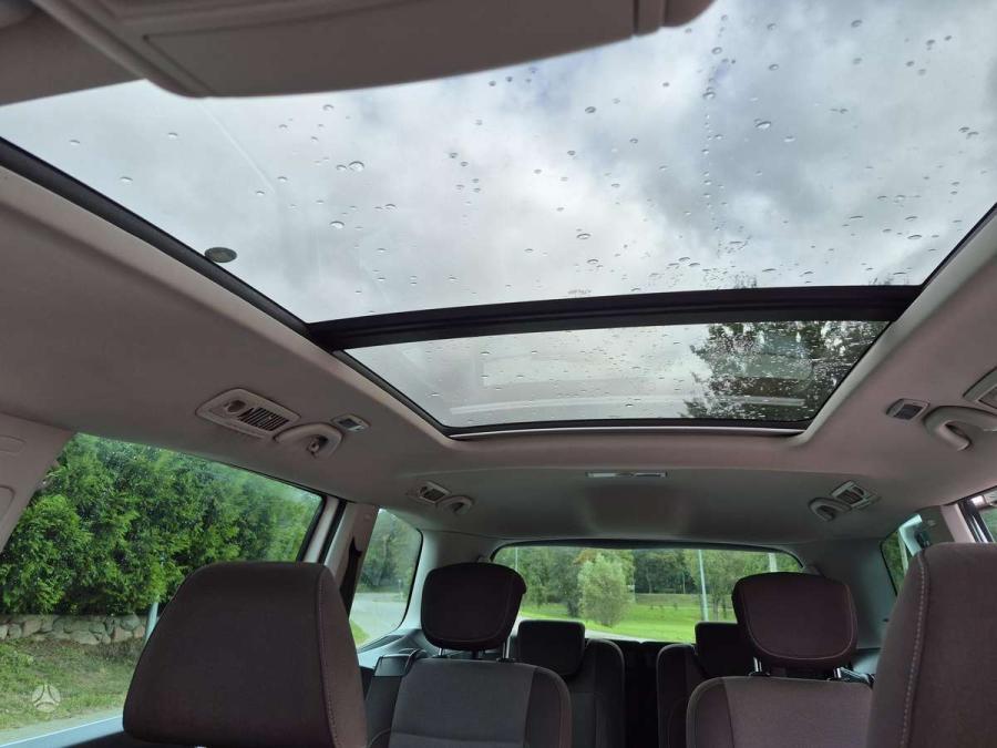 White Volkswagen Sharan 2012 in Trakai, with an engine capacity of 1.97 L and mileage of 368 thousand km for 5200 €, photo 20 on AUTOMOTO.COM.LV