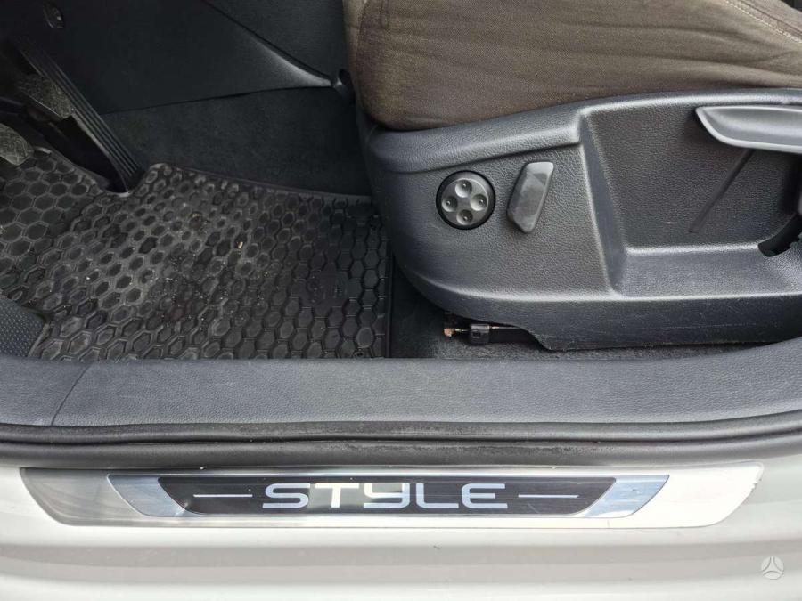 White Volkswagen Sharan 2012 in Trakai, with an engine capacity of 1.97 L and mileage of 368 thousand km for 5200 €, photo 21 on AUTOMOTO.COM.LV