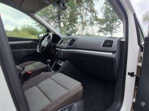 White Volkswagen Sharan 2012 in Trakai, with an engine capacity of 1.97 L and mileage of 368 thousand km for 5200 €, photo 25 on AUTOMOTO.COM.LV