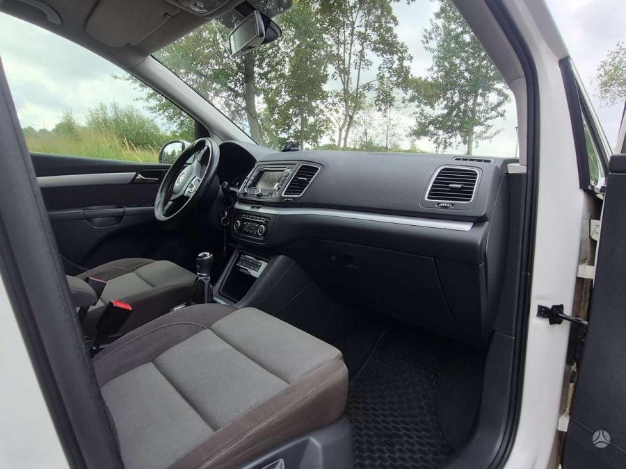 White Volkswagen Sharan 2012 in Trakai, with an engine capacity of 1.97 L and mileage of 368 thousand km for 5200 €, photo 25 on AUTOMOTO.COM.LV