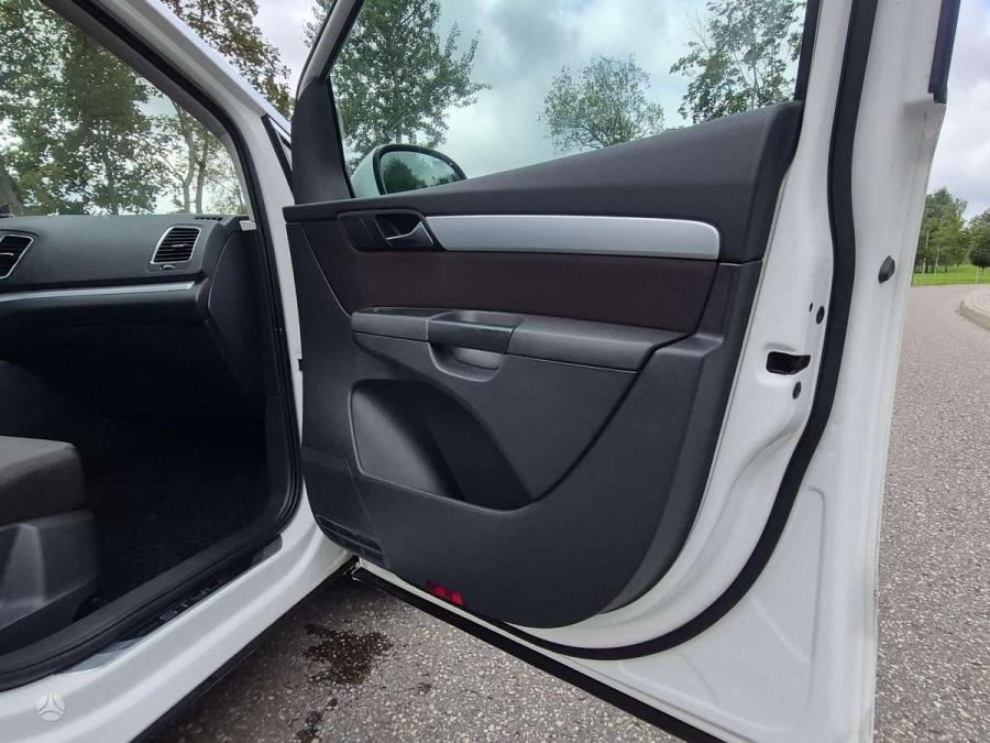 White Volkswagen Sharan 2012 in Trakai, with an engine capacity of 1.97 L and mileage of 368 thousand km for 5200 €, photo 27 on AUTOMOTO.COM.LV