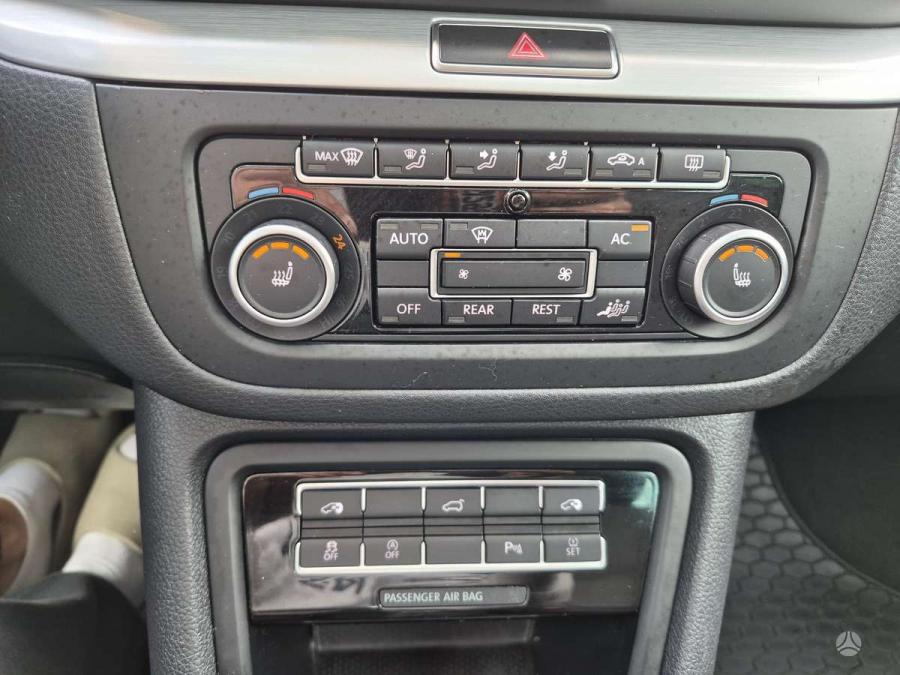 White Volkswagen Sharan 2012 in Trakai, with an engine capacity of 1.97 L and mileage of 368 thousand km for 5200 €, photo 30 on AUTOMOTO.COM.LV