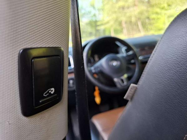 White Volkswagen Sharan 2012 in Alytus, with an engine capacity of 1.97 L and mileage of 401 thousand km for 6100 €, photo 5 on AUTOMOTO.COM.LV