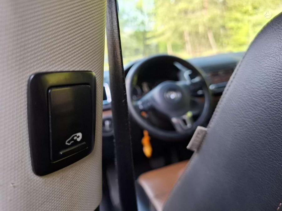 White Volkswagen Sharan 2012 in Alytus, with an engine capacity of 1.97 L and mileage of 401 thousand km for 6100 €, photo 5 on AUTOMOTO.COM.LV