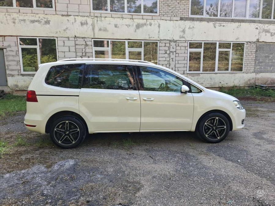 White Volkswagen Sharan 2012 in Alytus, with an engine capacity of 1.97 L and mileage of 401 thousand km for 6100 €, photo 8 on AUTOMOTO.COM.LV