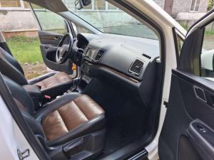 White Volkswagen Sharan 2012 in Alytus, with an engine capacity of 1.97 L and mileage of 401 thousand km for 6100 €, photo 13 on AUTOMOTO.COM.LV
