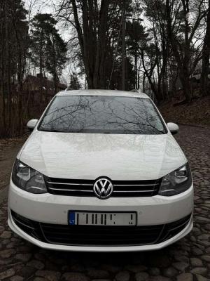 White Volkswagen Sharan 2013 in Vilnius, with an engine capacity of 1.97 L and mileage of 264 thousand km for 8700 €, photo 2 on AUTOMOTO.COM.LV
