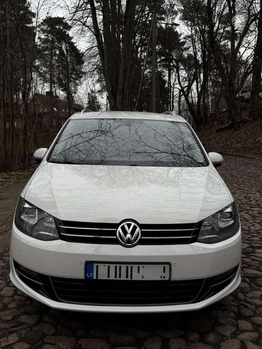 White Volkswagen Sharan 2013 in Vilnius, with an engine capacity of 1.97 L and mileage of 264 thousand km for 8700 €, photo 2 on AUTOMOTO.COM.LV