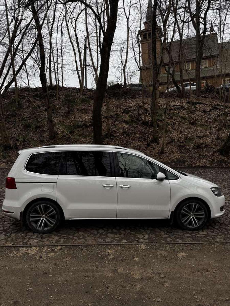 White Volkswagen Sharan 2013 in Vilnius, with an engine capacity of 1.97 L and mileage of 264 thousand km for 8700 €, photo 4 on AUTOMOTO.COM.LV