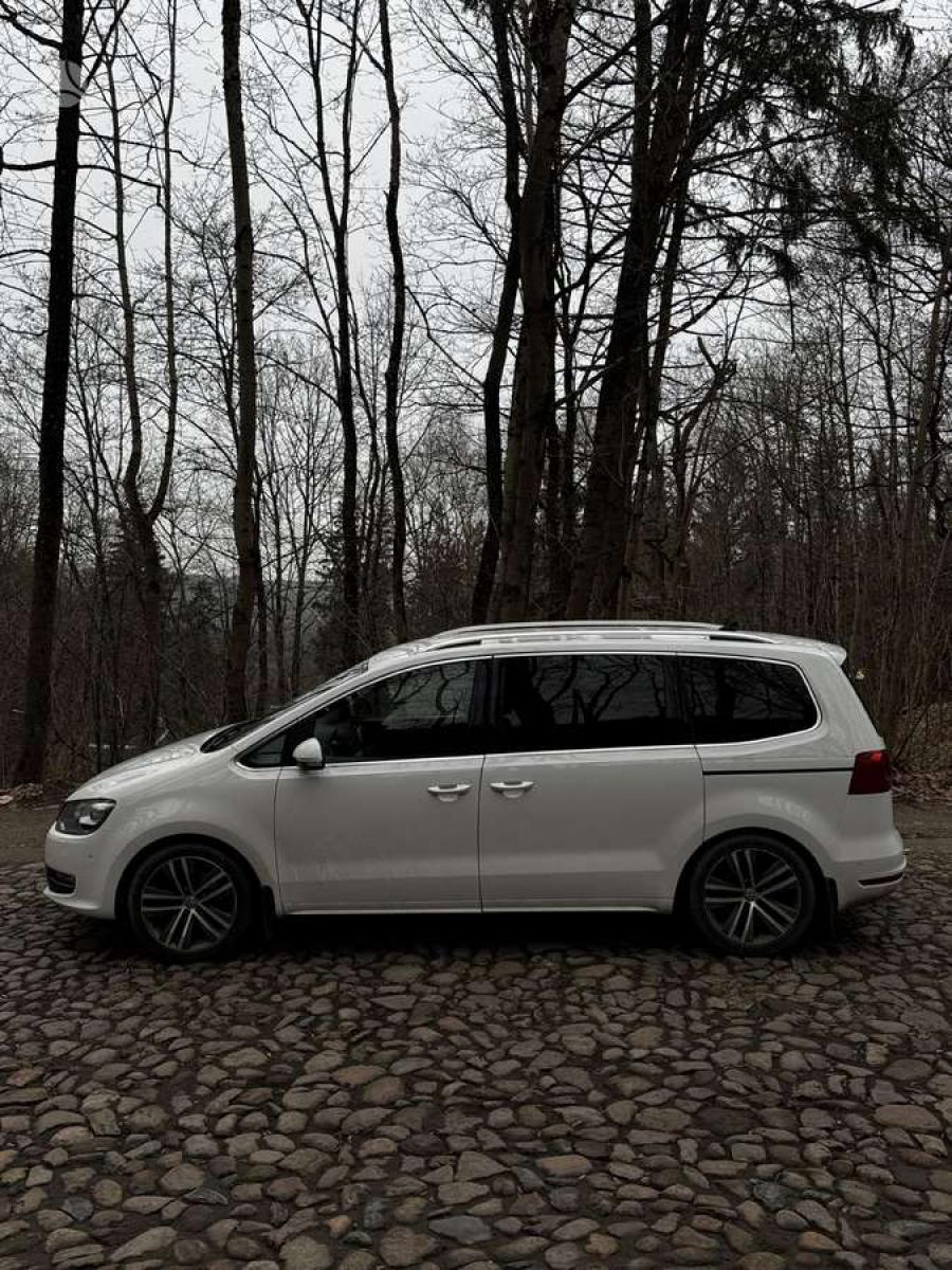 White Volkswagen Sharan 2013 in Vilnius, with an engine capacity of 1.97 L and mileage of 264 thousand km for 8700 €, photo 5 on AUTOMOTO.COM.LV