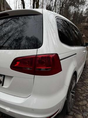 White Volkswagen Sharan 2013 in Vilnius, with an engine capacity of 1.97 L and mileage of 264 thousand km for 8700 €, photo 6 on AUTOMOTO.COM.LV