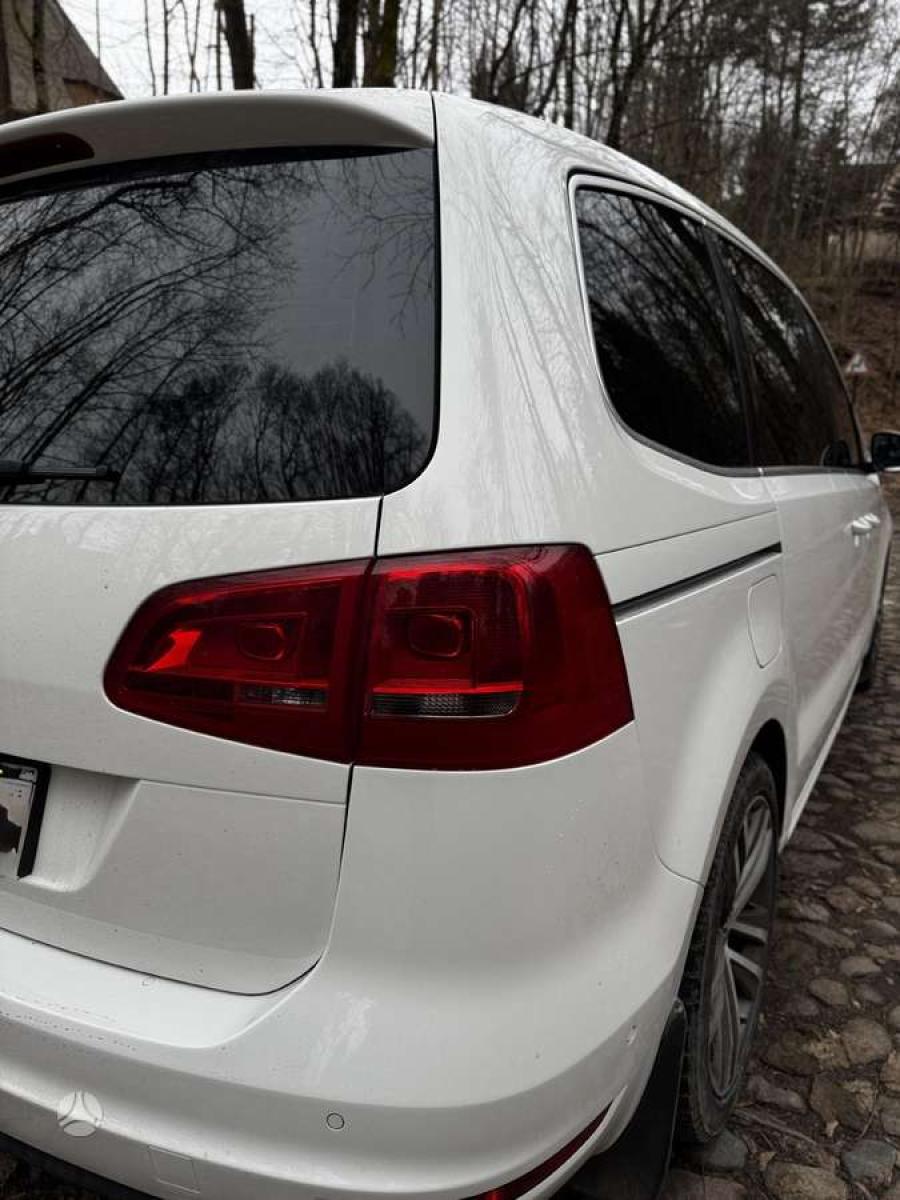 White Volkswagen Sharan 2013 in Vilnius, with an engine capacity of 1.97 L and mileage of 264 thousand km for 8700 €, photo 6 on AUTOMOTO.COM.LV