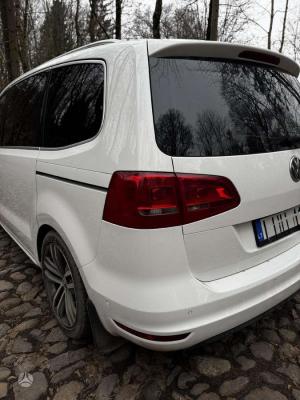 White Volkswagen Sharan 2013 in Vilnius, with an engine capacity of 1.97 L and mileage of 264 thousand km for 8700 €, photo 7 on AUTOMOTO.COM.LV