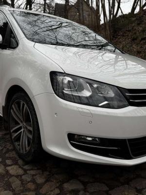 White Volkswagen Sharan 2013 in Vilnius, with an engine capacity of 1.97 L and mileage of 264 thousand km for 8700 €, photo 9 on AUTOMOTO.COM.LV