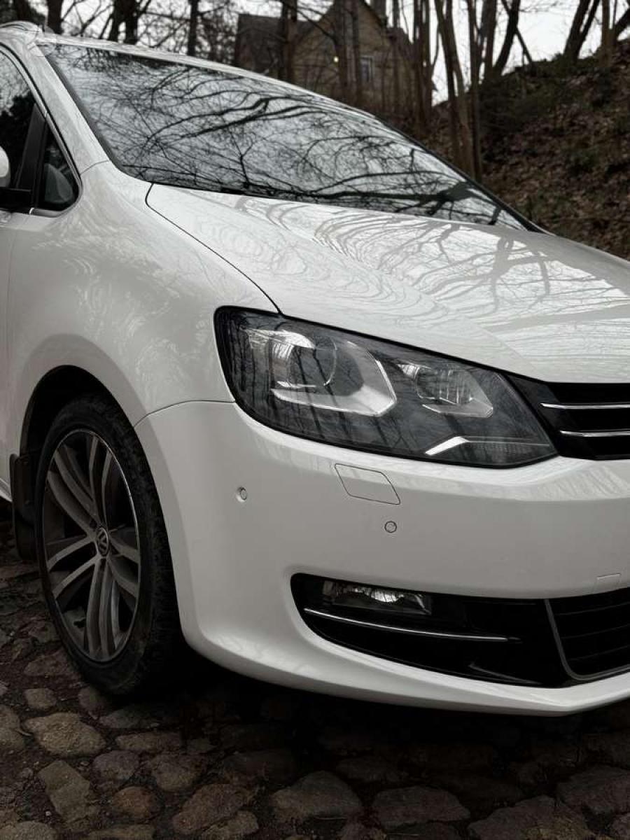 White Volkswagen Sharan 2013 in Vilnius, with an engine capacity of 1.97 L and mileage of 264 thousand km for 8700 €, photo 9 on AUTOMOTO.COM.LV