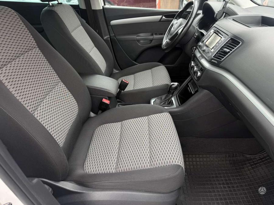 Balts Volkswagen Sharan 2013 Viļņa, ar dzinēja tilpumu 1.97 L un nobraukumu 303 tūkst. km par 7250 €, foto 17 vietnē AUTOMOTO.COM.LV