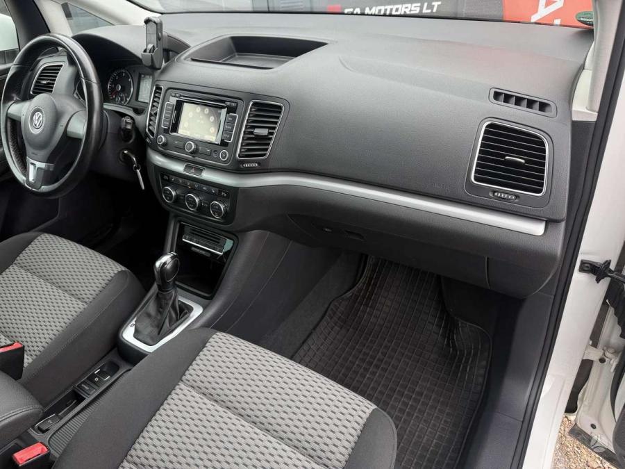 Balts Volkswagen Sharan 2013 Viļņa, ar dzinēja tilpumu 1.97 L un nobraukumu 303 tūkst. km par 7250 €, foto 18 vietnē AUTOMOTO.COM.LV
