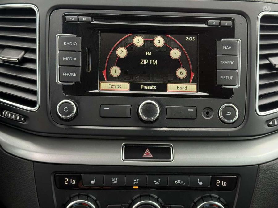 Balts Volkswagen Sharan 2013 Viļņa, ar dzinēja tilpumu 1.97 L un nobraukumu 303 tūkst. km par 7250 €, foto 24 vietnē AUTOMOTO.COM.LV