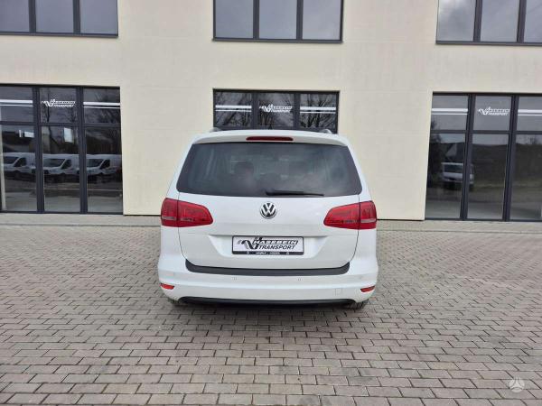 White Volkswagen Sharan 2014 in Marijampole, with an engine capacity of 1.97 L and mileage of 275 thousand km for 8500 €, photo 5 on AUTOMOTO.COM.LV