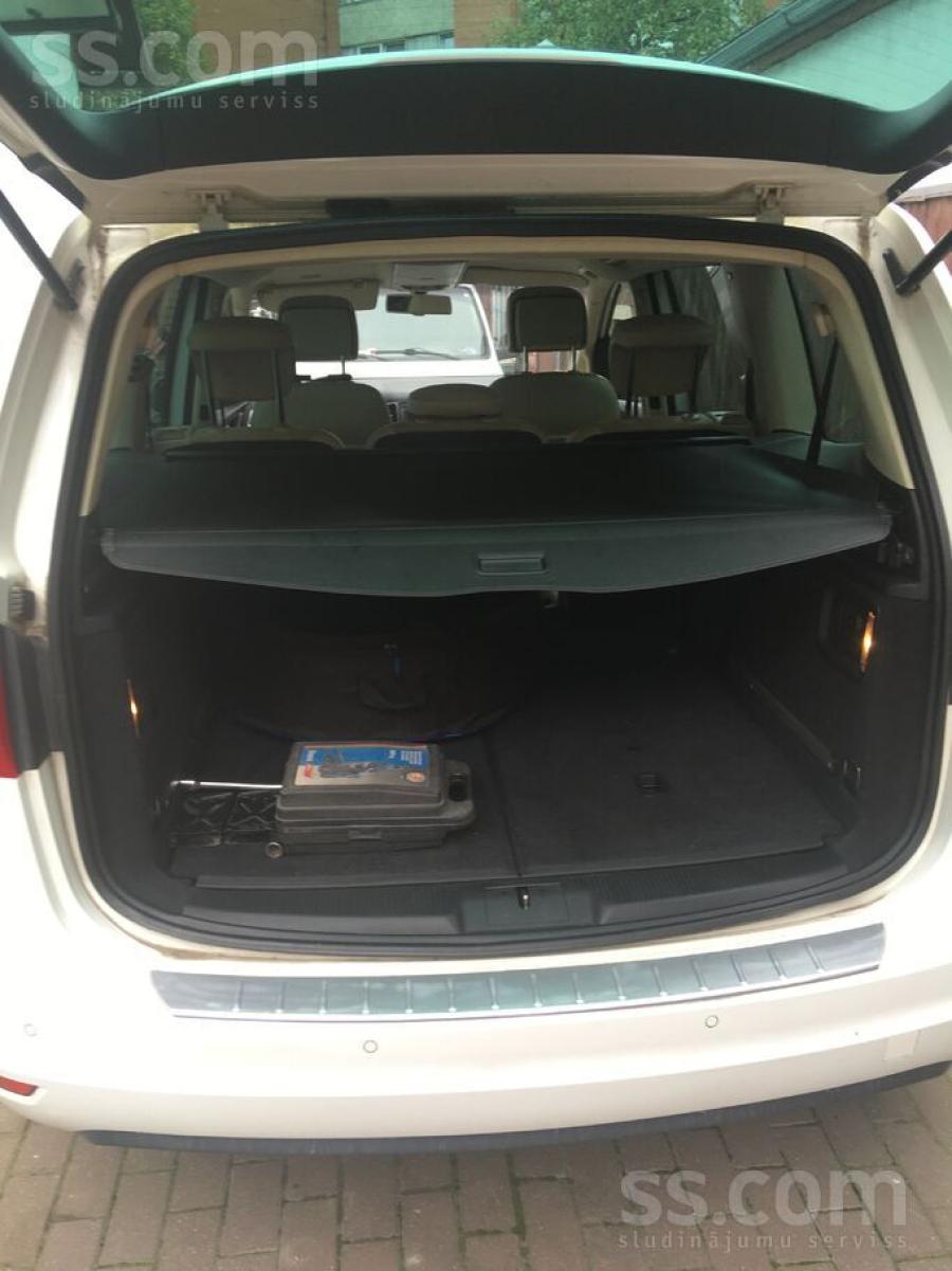 White Volkswagen Sharan 2014 in Riga, with an engine capacity of 2.00 L and mileage of 365 thousand km for 7000 €, photo 6 on AUTOMOTO.COM.LV