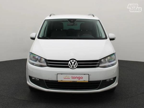 White Volkswagen Sharan 2015 in Vilnius, with an engine capacity of 2.00 L and mileage of 273 thousand km for 12499 €, photo 3 on AUTOMOTO.COM.LV