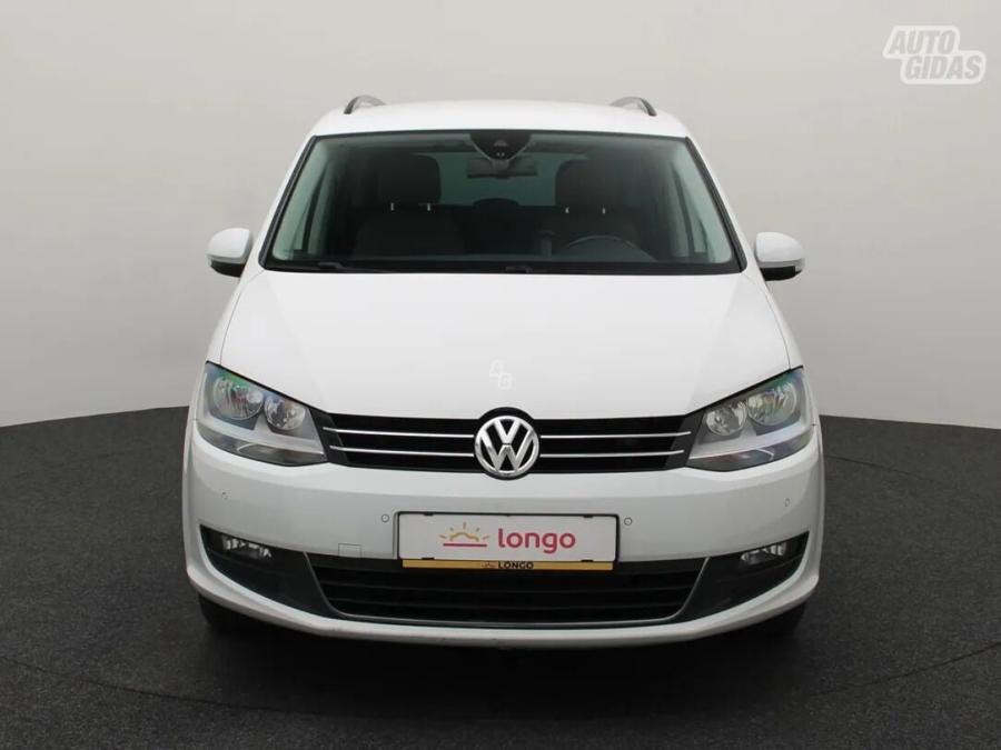 White Volkswagen Sharan 2015 in Vilnius, with an engine capacity of 2.00 L and mileage of 273 thousand km for 12499 €, photo 3 on AUTOMOTO.COM.LV