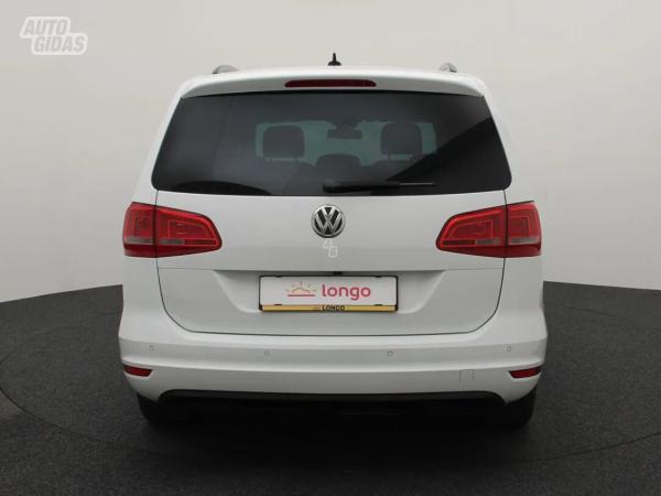 White Volkswagen Sharan 2015 in Vilnius, with an engine capacity of 2.00 L and mileage of 273 thousand km for 12499 €, photo 5 on AUTOMOTO.COM.LV