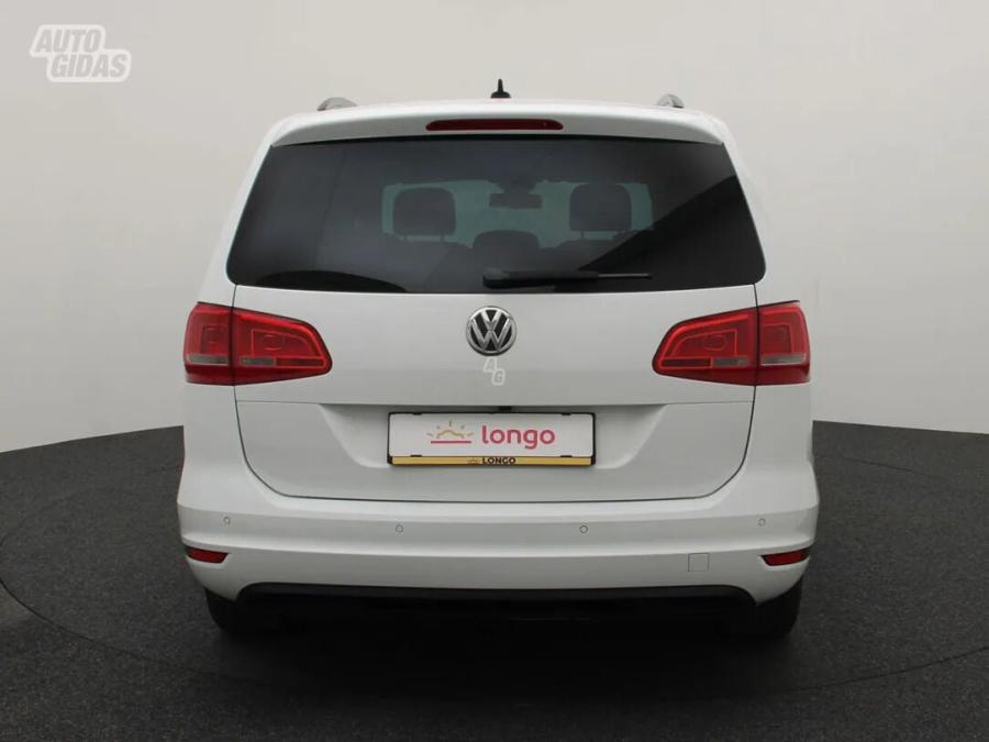 White Volkswagen Sharan 2015 in Vilnius, with an engine capacity of 2.00 L and mileage of 273 thousand km for 12499 €, photo 5 on AUTOMOTO.COM.LV