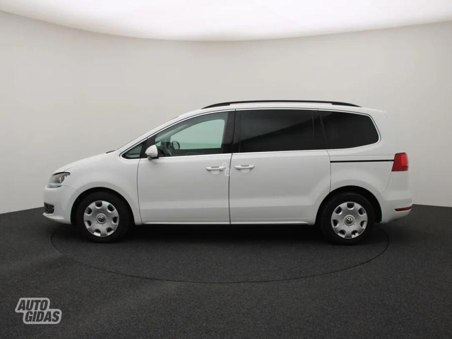 White Volkswagen Sharan 2015 in Vilnius, with an engine capacity of 2.00 L and mileage of 273 thousand km for 12499 €, photo 6 on AUTOMOTO.COM.LV