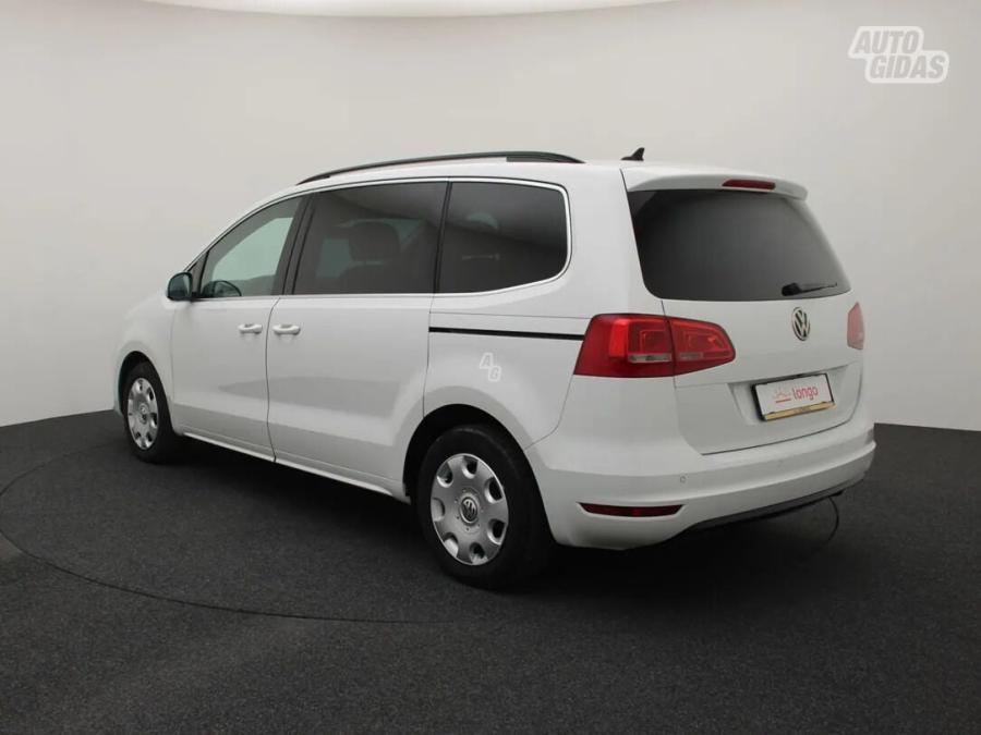 White Volkswagen Sharan 2015 in Vilnius, with an engine capacity of 2.00 L and mileage of 273 thousand km for 12499 €, photo 7 on AUTOMOTO.COM.LV