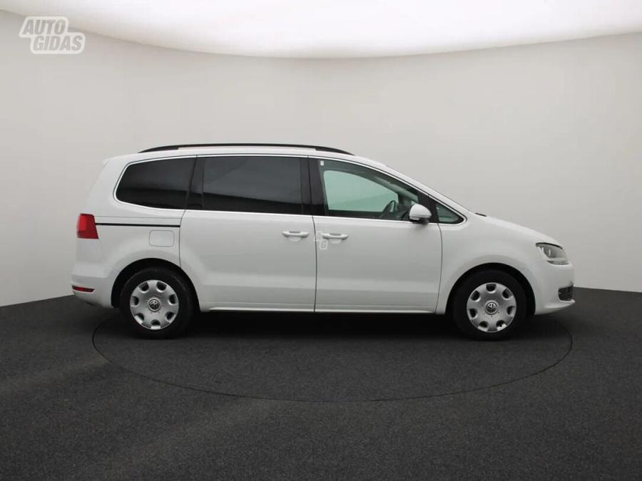 White Volkswagen Sharan 2015 in Vilnius, with an engine capacity of 2.00 L and mileage of 273 thousand km for 12499 €, photo 9 on AUTOMOTO.COM.LV