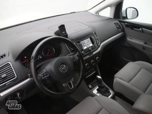 White Volkswagen Sharan 2015 in Vilnius, with an engine capacity of 2.00 L and mileage of 273 thousand km for 12499 €, photo 17 on AUTOMOTO.COM.LV