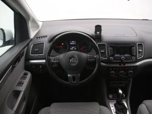 White Volkswagen Sharan 2015 in Vilnius, with an engine capacity of 2.00 L and mileage of 273 thousand km for 12499 €, photo 18 on AUTOMOTO.COM.LV