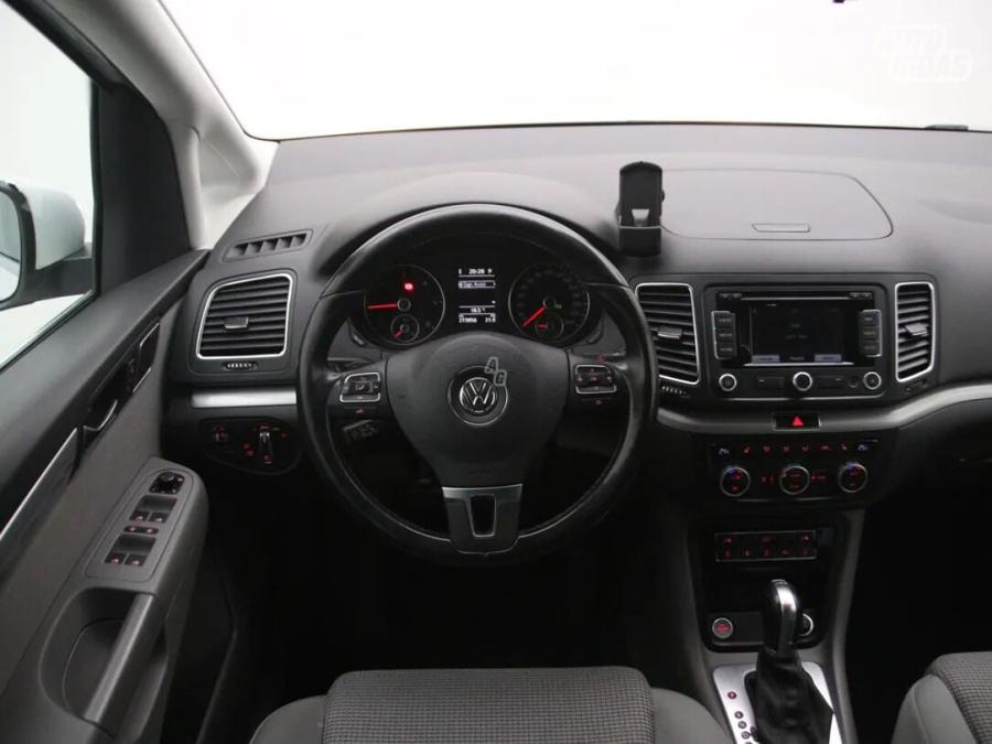 White Volkswagen Sharan 2015 in Vilnius, with an engine capacity of 2.00 L and mileage of 273 thousand km for 12499 €, photo 18 on AUTOMOTO.COM.LV