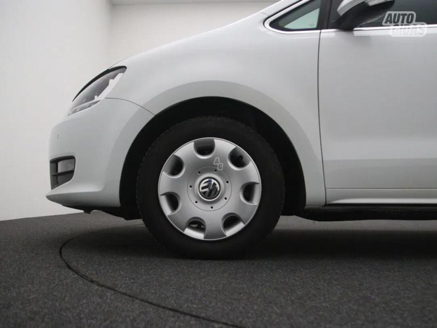 White Volkswagen Sharan 2015 in Vilnius, with an engine capacity of 2.00 L and mileage of 273 thousand km for 12499 €, photo 28 on AUTOMOTO.COM.LV