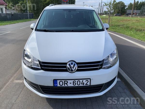 White Volkswagen Sharan 2016 in Riga, with an engine capacity of 2.00 L and mileage of 237 thousand km for 10900 €, photo 2 on AUTOMOTO.COM.LV