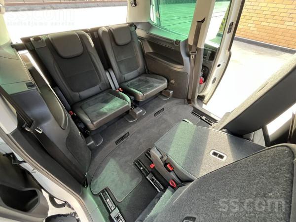 White Volkswagen Sharan 2017 in Riga, with an engine capacity of 2.00 L and mileage of 167 thousand km for 17500 €, photo 11 on AUTOMOTO.COM.LV