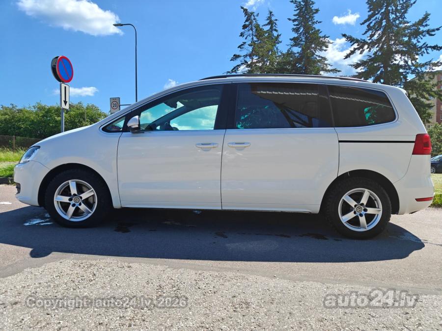 White Volkswagen Sharan 2013 in Tartu, with an engine capacity of 2.00 L and mileage of 305 thousand km for 6990 €, photo 4 on AUTOMOTO.COM.LV