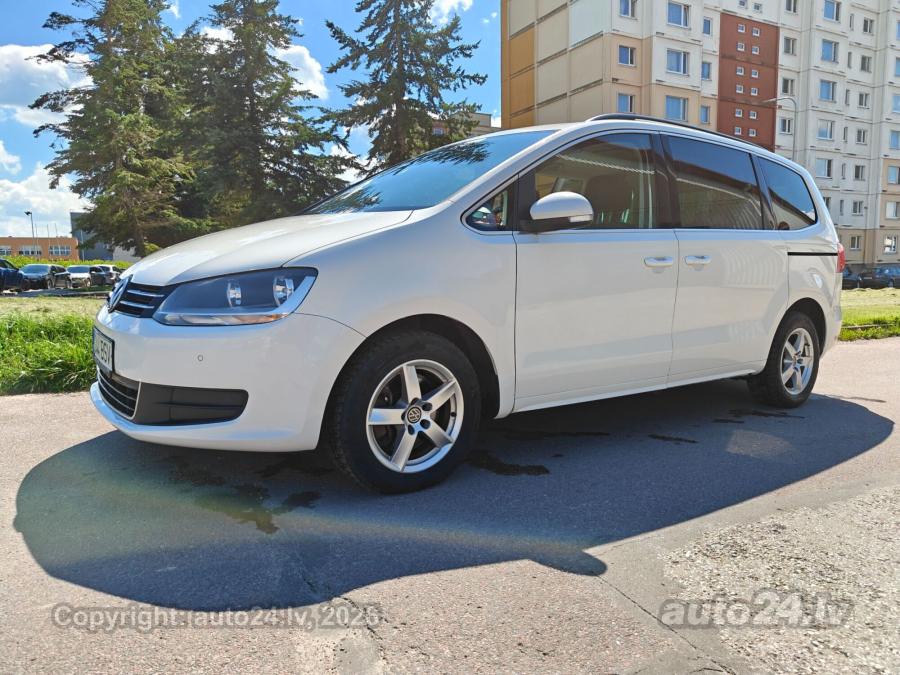 White Volkswagen Sharan 2013 in Tartu, with an engine capacity of 2.00 L and mileage of 305 thousand km for 6990 €, photo 7 on AUTOMOTO.COM.LV