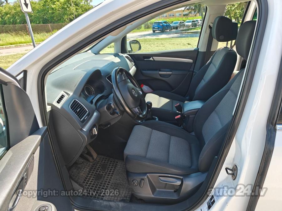 White Volkswagen Sharan 2013 in Tartu, with an engine capacity of 2.00 L and mileage of 305 thousand km for 6990 €, photo 8 on AUTOMOTO.COM.LV