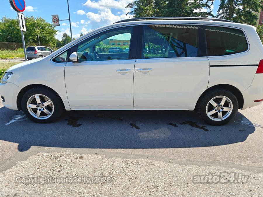 White Volkswagen Sharan 2013 in Tartu, with an engine capacity of 2.00 L and mileage of 305 thousand km for 6990 €, photo 10 on AUTOMOTO.COM.LV